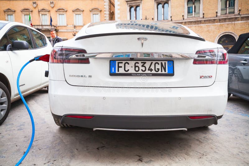 De Witte ModeldieS Auto Van Tesla Op Kant Van De Weg Wordt Geparkeerd ...