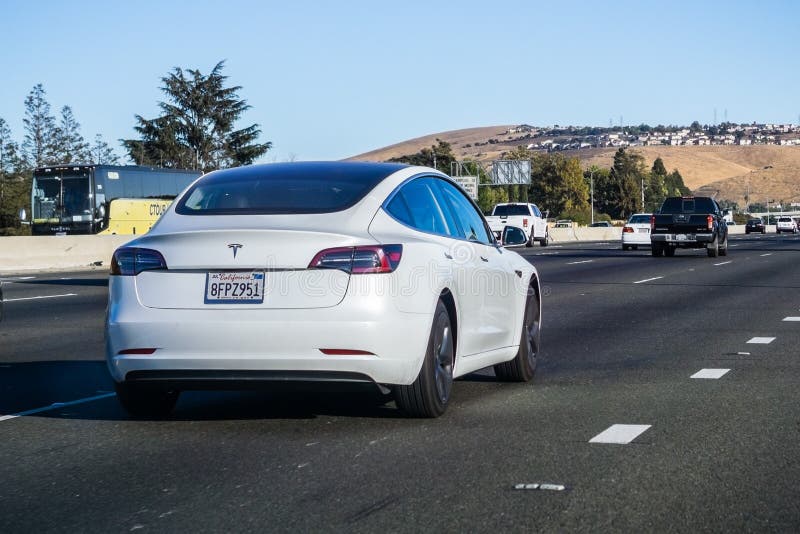 Het Witte Models Drijven Van Tesla Op Een Straat Redactionele ...