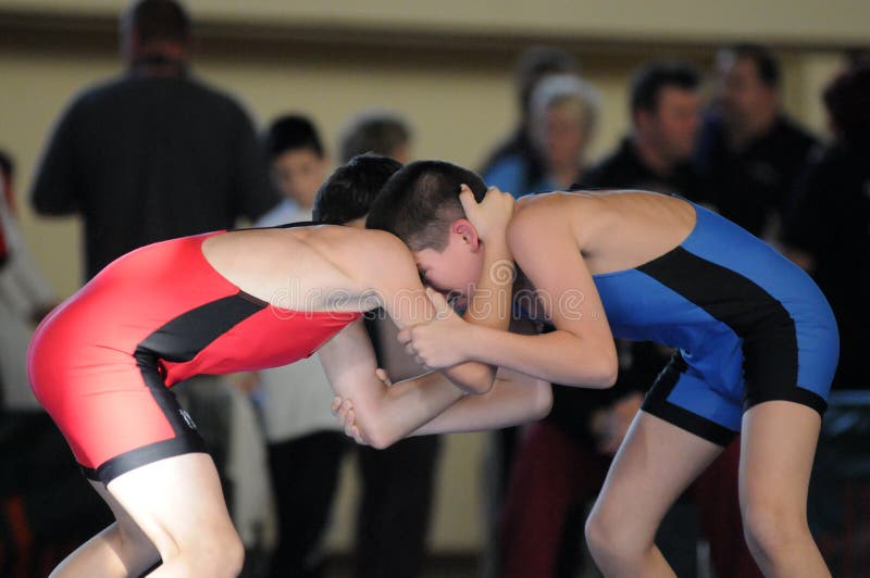 Het worstelen van de jeugd redactionele stock afbeelding. Image of stel ...