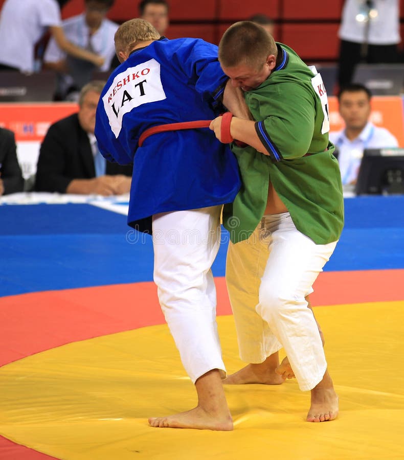 Het Worstelen Van De Riem Van Mensen Gelijke Redactionele Afbeelding ...