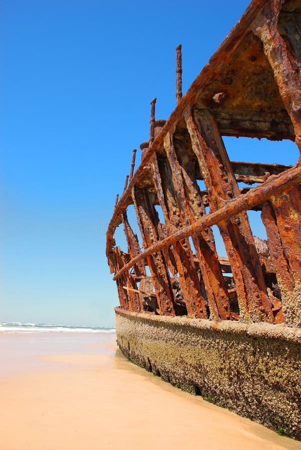 Het Wrak Van Het Schip Op Een Strand Stock Afbeelding - Image of kust ...