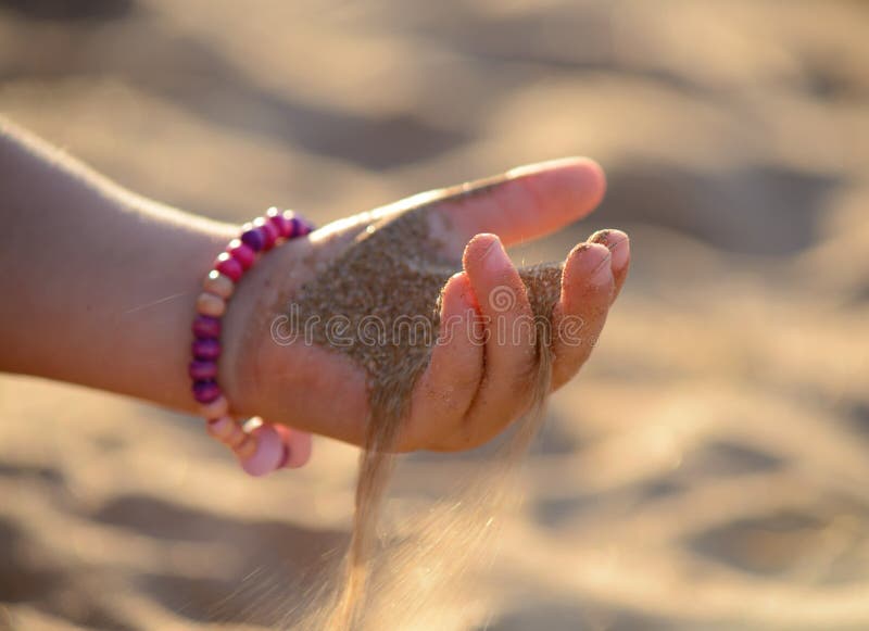 De Handen Strooien Zand Uit Stock Afbeelding - Image of persoon ...