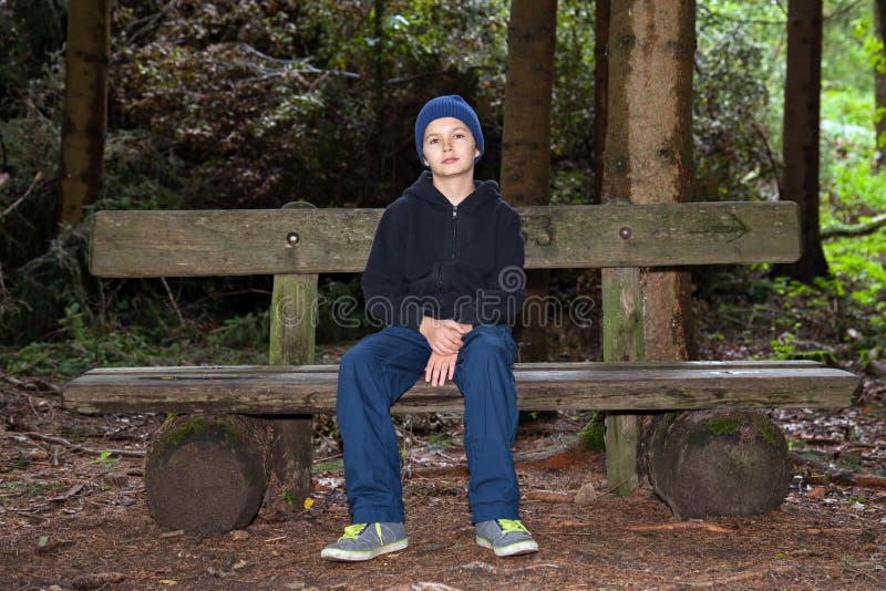 Het zitten op een bank stock afbeelding. Image of bank - 33248263