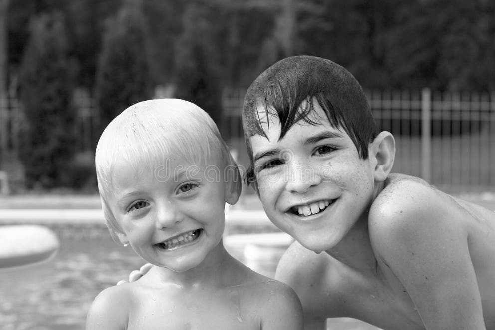 Het Zwemmen van jongens stock afbeelding. Image of spelen - 4525893