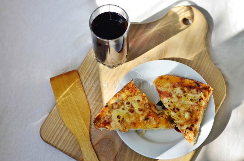 Hete pizza en kop van kola stock afbeelding. Image of warm - 78659639