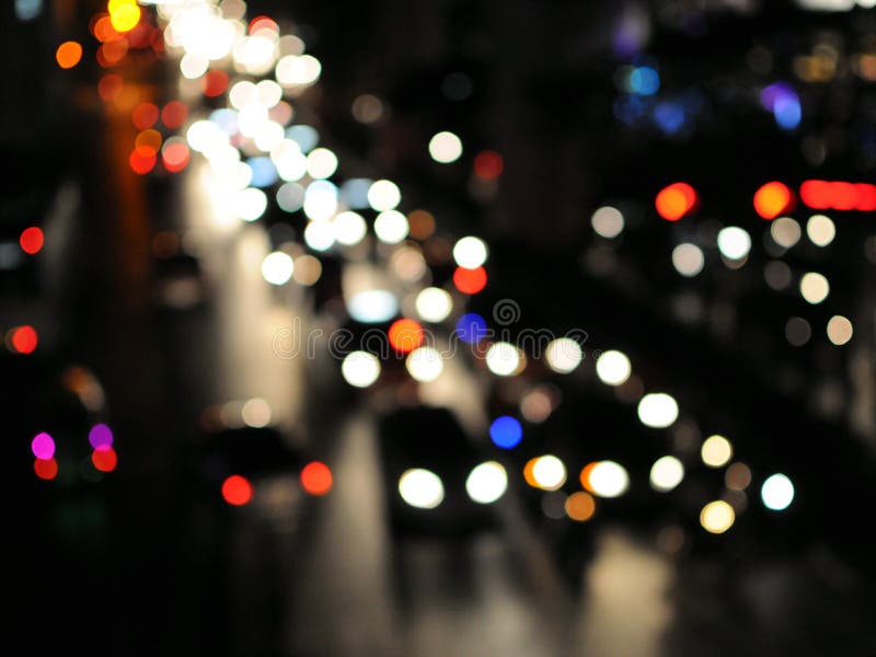 Heure De Pointe Sur Une Route Urbaine La Nuit Image stock - Image du ...