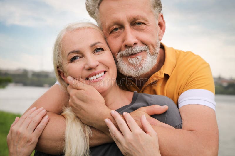 Heureux Couple Mature Passer Du Temps Ensemble Dans Le Parc Photo Stock
