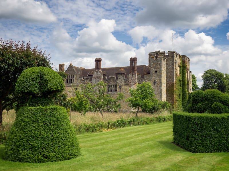 HEVER, KENT/UK - JUNE 28 : View of Hever Castle and Grounds in H ...
