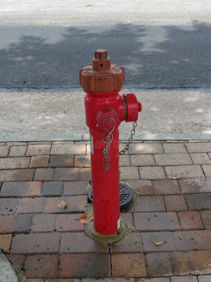 Hidrante de fuego rojo imagen de archivo. Imagen de hidrante - 253540343