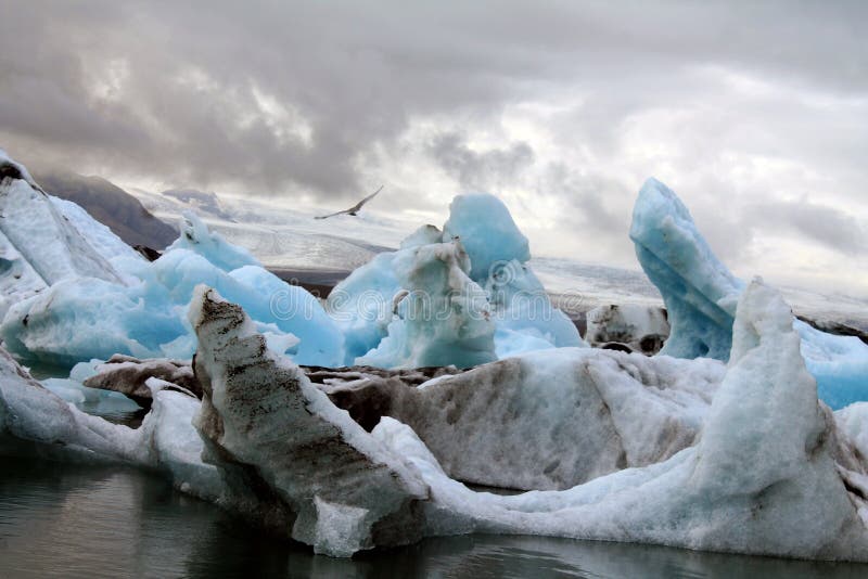 Hielo azul del color imagen de archivo. Imagen de lago - 136870751