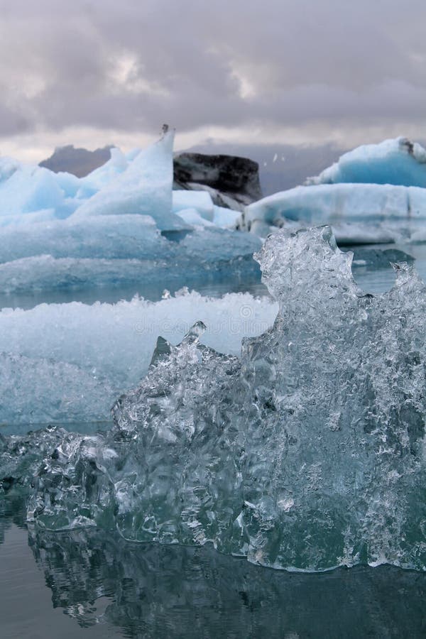 Hielo azul del color foto de archivo. Imagen de color - 136870772