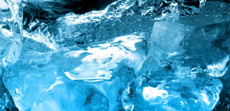 Hielo azul en agua foto de archivo. Imagen de destello - 9067284