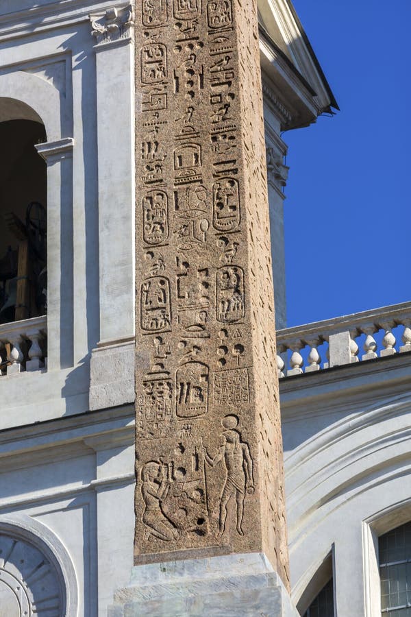 Rom - Hieroglyphen Vom Obelisken Durch Lateran-Basilika Stockfoto ...