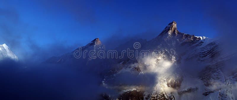 The High Mountains of the Himalayan Mountain Range Stock Photo - Image ...
