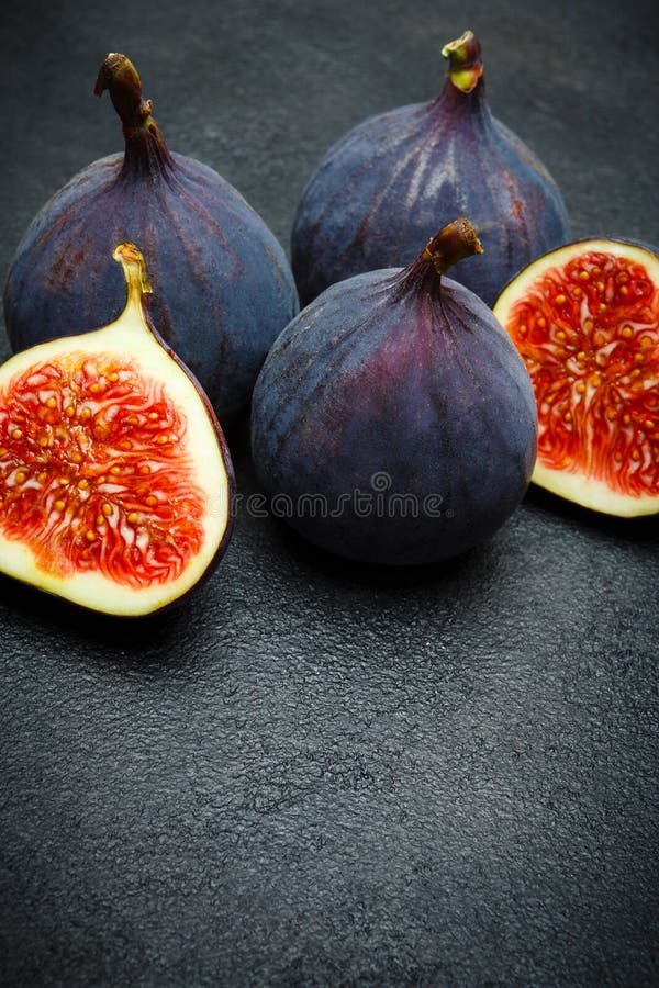 Higo Aislado En Fondo Concreto Oscuro Imagen de archivo - Imagen de ...