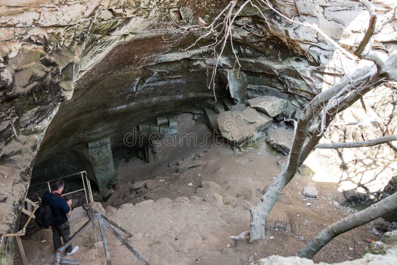 Hike at Midras Ruins editorial stock image. Image of nature - 94844839