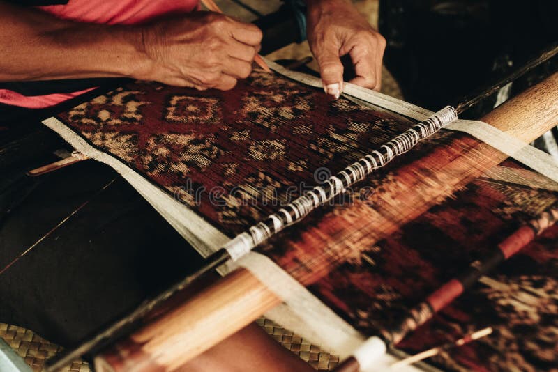 Hilado Artesanal Tradicional Foto de archivo - Imagen de tambor, madera ...