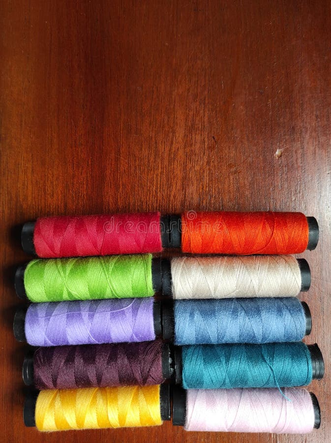 Hilo De Coser De Varios Colores Para Coser Foto de archivo - Imagen de ...