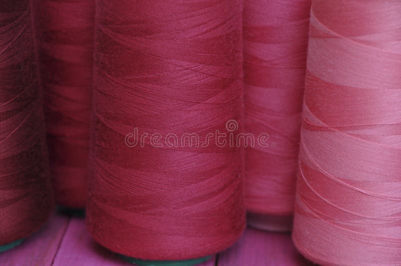 Hilos En Tonos Rosados, Primer Foto de archivo - Imagen de rosa ...