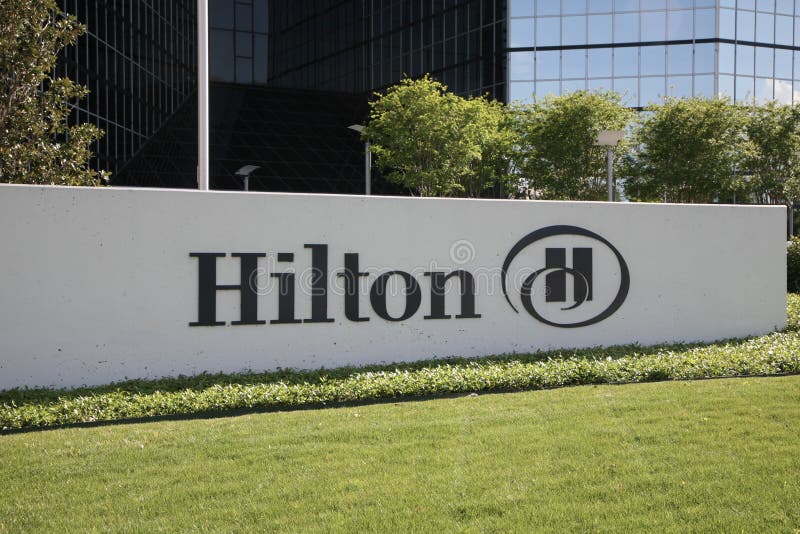 Hilton Hotel Sign imagem editorial. Imagem de mundial - 90002380