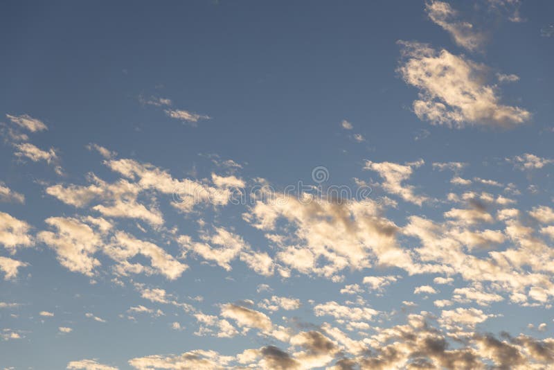Himmel Med Moln Och Stark Sol. Ljusstrålar Arkivfoto - Bild av himmel ...