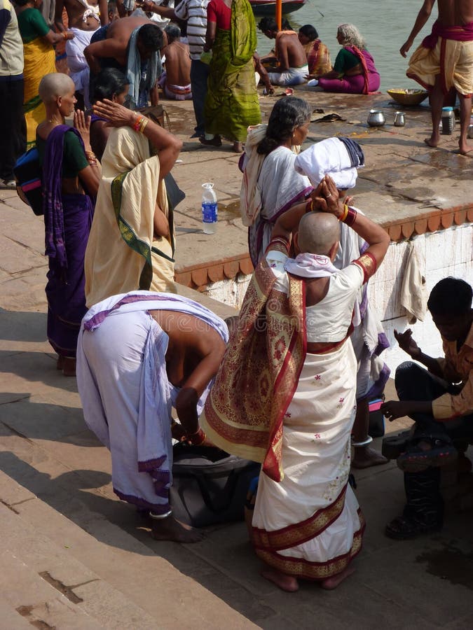 Hindu Pilgrims and Holy Men Editorial Photo - Image of river, religious ...