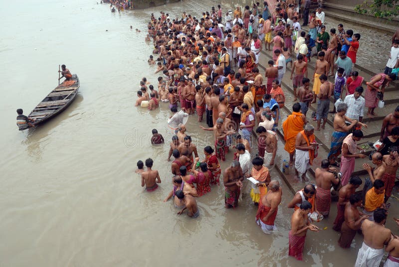 Hindu Tarpan rituals. editorial image. Image of water - 16397825