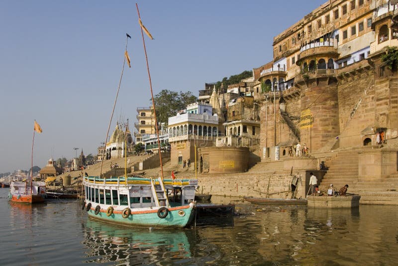 Hinduistisches Ghats - Fluss Ganges - Varanasi Redaktionelles Stockbild ...