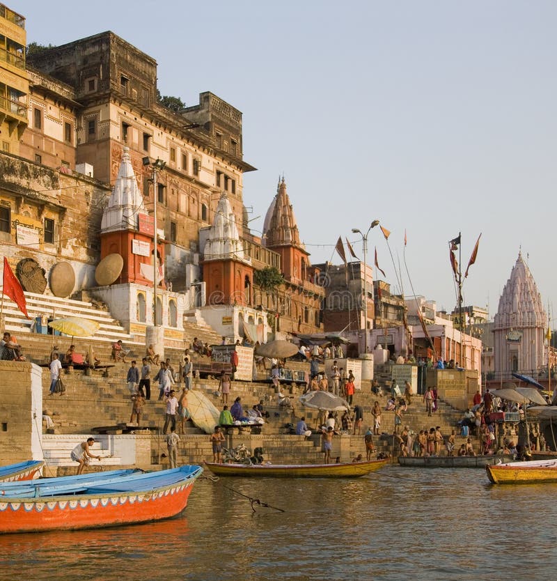 Hinduistisches Ghats Auf Dem Fluss Ganges - Varanasi - Indien ...