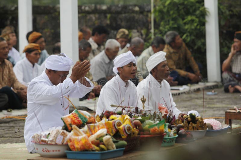 Hindus bidt redactionele stock afbeelding. Image of indonesië - 39316299