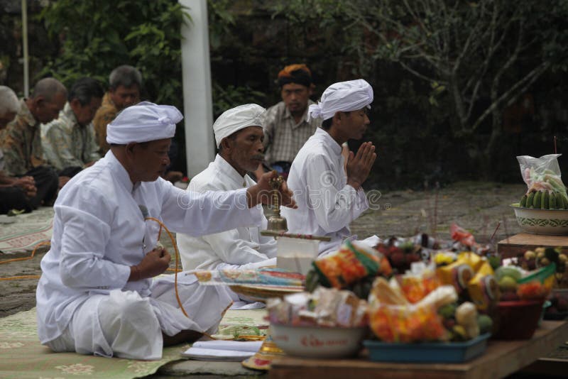 Hindus pray editorial photography. Image of people, hindus - 39316292