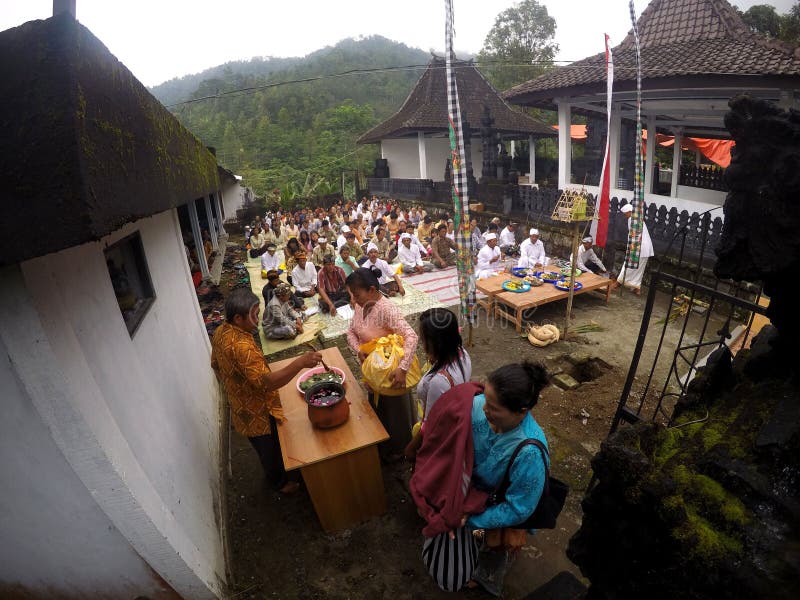 Hindus ritual editorial photo. Image of hindus, crowd - 57755721