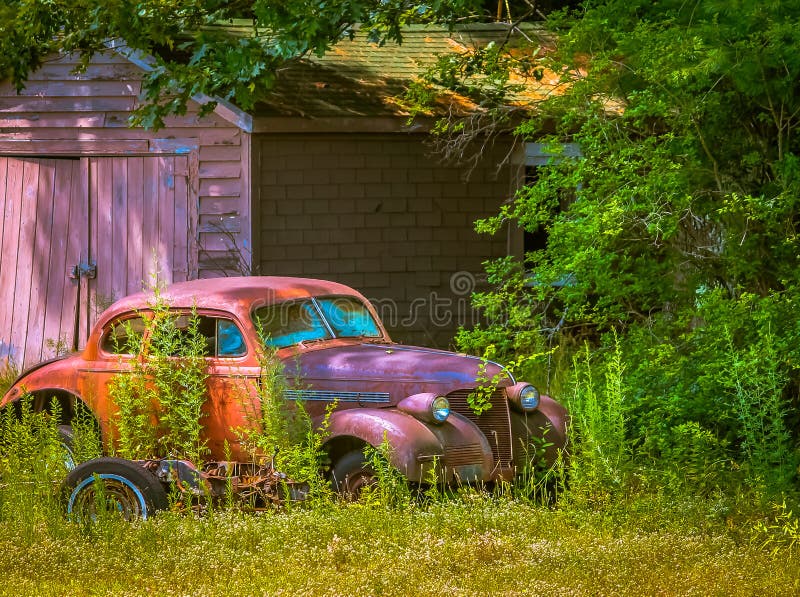 Hinter der alten Scheune stockbild. Bild von fahrzeug - 105281403
