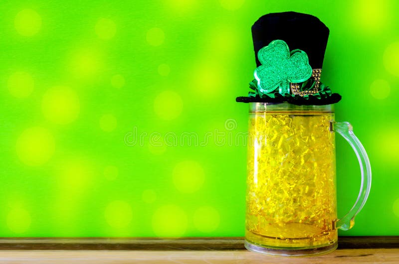 Hintergrund St. Patricks Tagesmit Eisbier, Koboldhut Und Cl Stockfoto ...