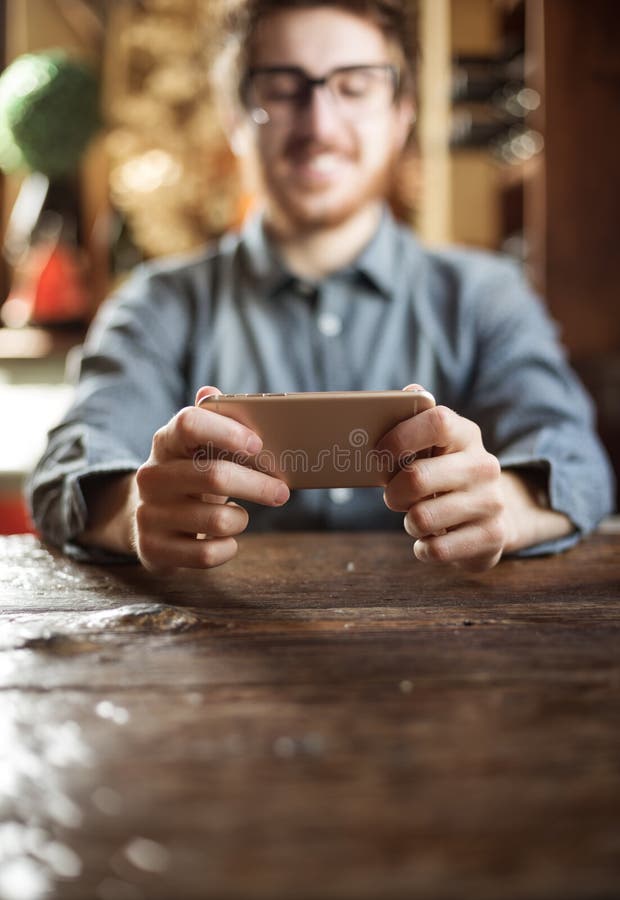 Hippie-Kerl Im Restaurant Unter Verwendung Eines Handys Stockfoto ...