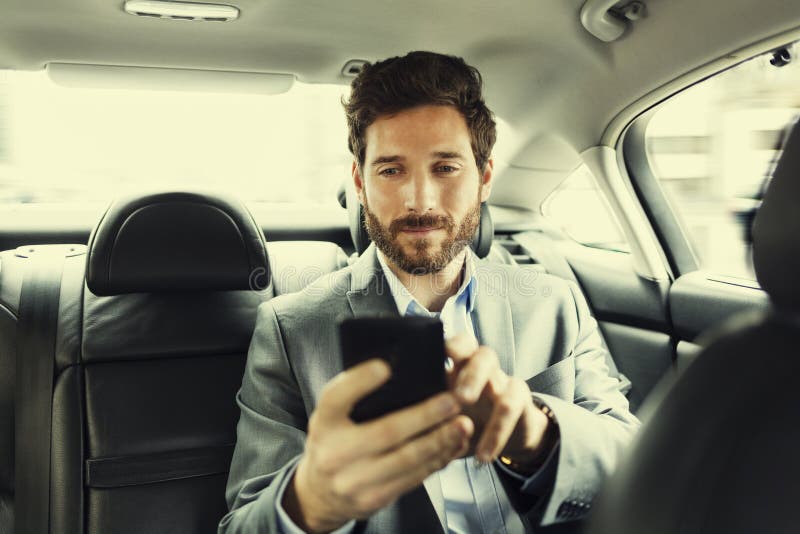 Hipster-Mann Im Auto. Tippt Eine Textnachricht Auf Dem Mobiltelefon ...