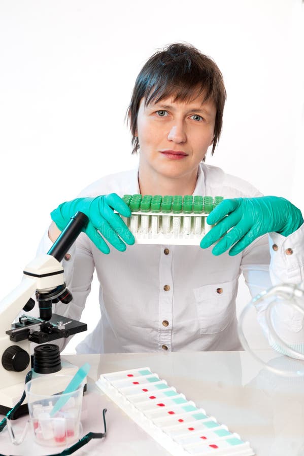 Histólogo Con Un Microscopio Y Una Bandeja De Diapositivas ...