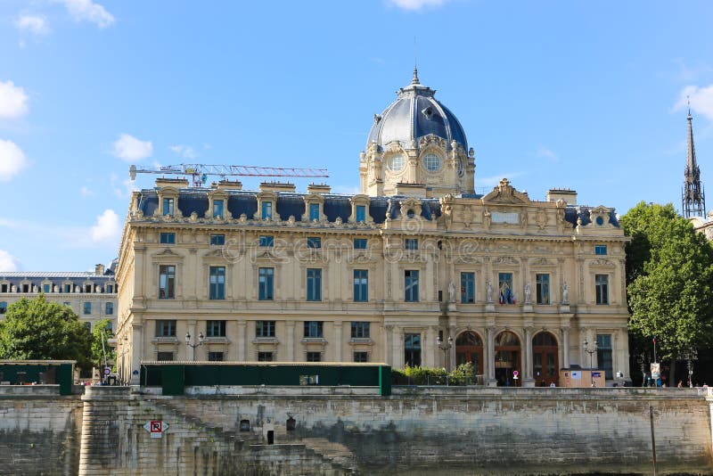 Historic building of Paris editorial photo. Image of attraction - 47618791