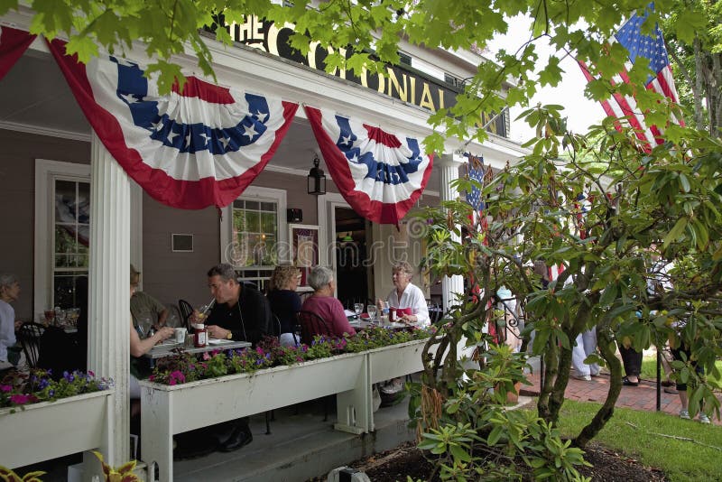 Historic Colonial Inn editorial photography. Image of people - 26128797