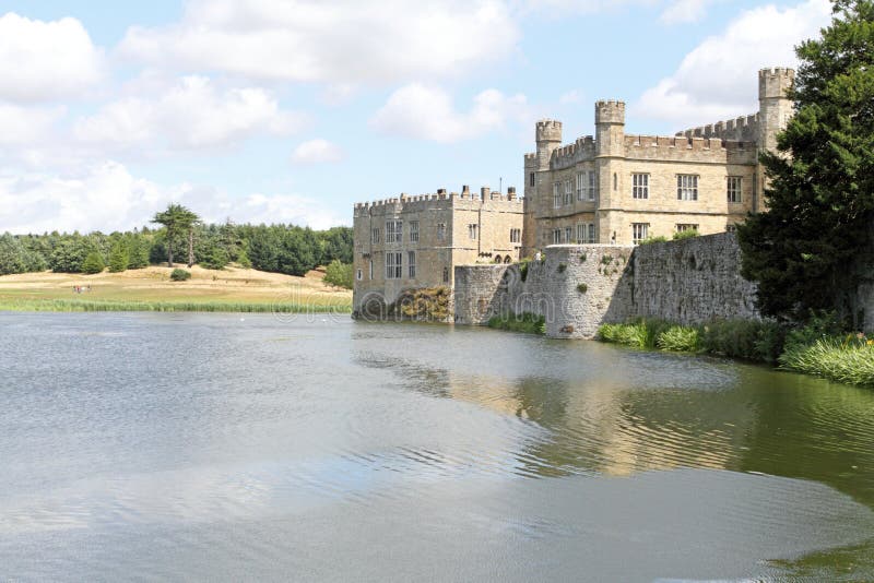 Historic Leeds Castle stock image. Image of blue, europe - 32719703