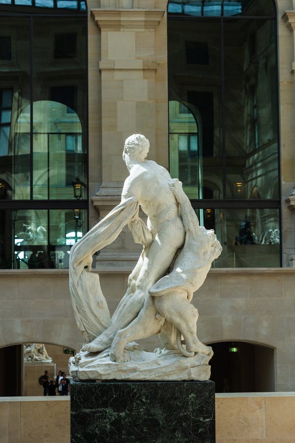 Classical Marble Statue in Museum Atrium Editorial Photo - Image of ...