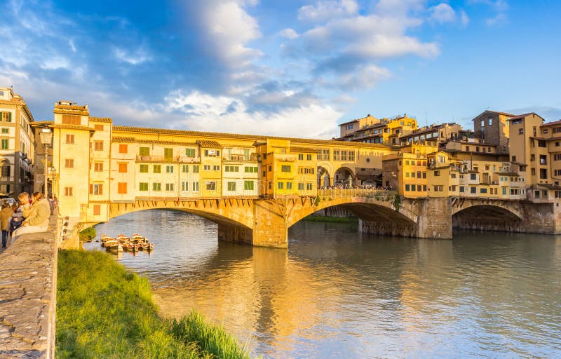 Historic Ponte Vecchio Bridge Over the Arno River in Florence Editorial ...