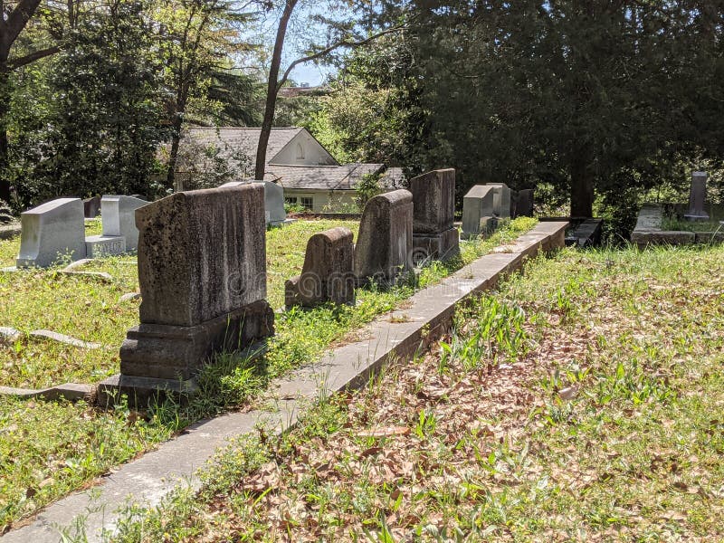Historic Southern Graveyard, Cemetery Headstone Editorial Photo - Image ...