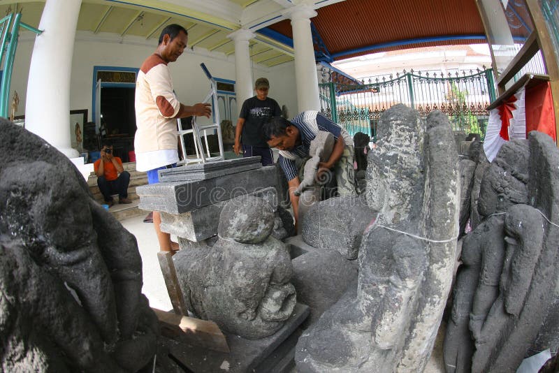 Historic stone statues editorial stock image. Image of statues - 37774989