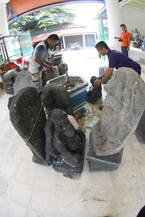 Historic stone statues editorial photo. Image of statues - 37774991