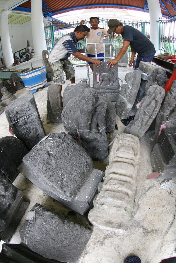 Historic stone statues editorial photo. Image of tire - 37775256