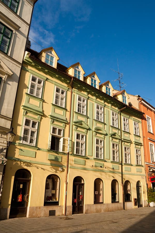 Historisch Centrum in Bratislava Stock Afbeelding - Image of blauw ...