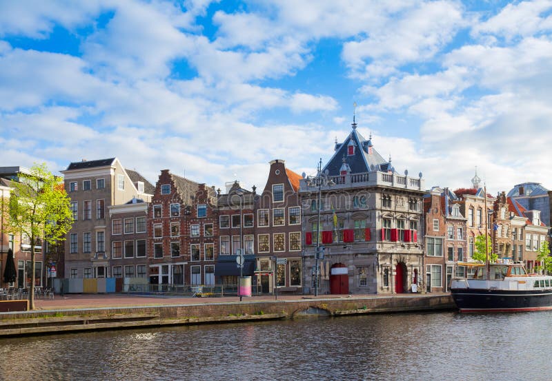 Historische Huizen in Oud Haarlem, Holland Stock Foto - Image of ...