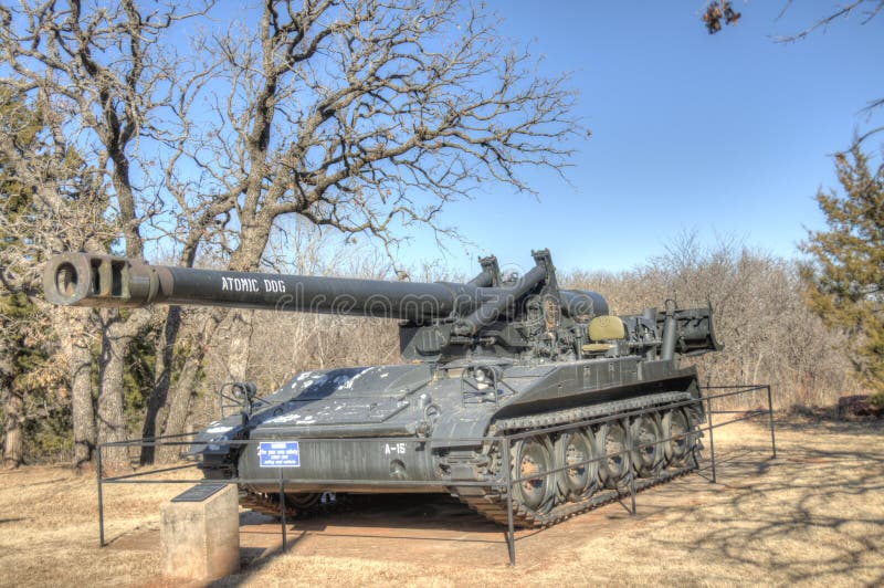 Militaire Tank Bij Dijk Dichtbij Westkapelle, Slagveld Van WW2 ...