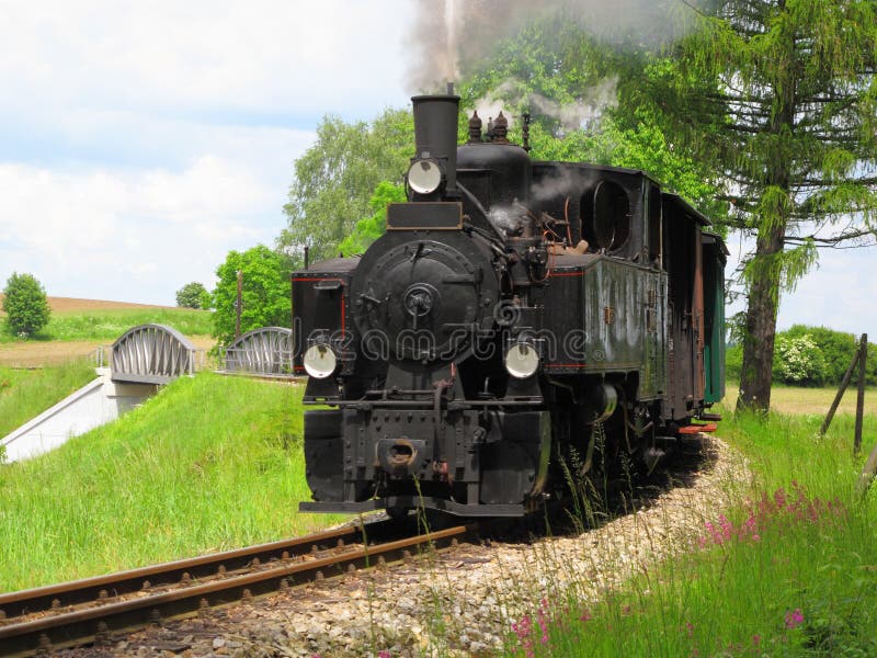 Oude Uitstekende Trein in Groen Bos Met Grote Rook Stock Afbeelding ...